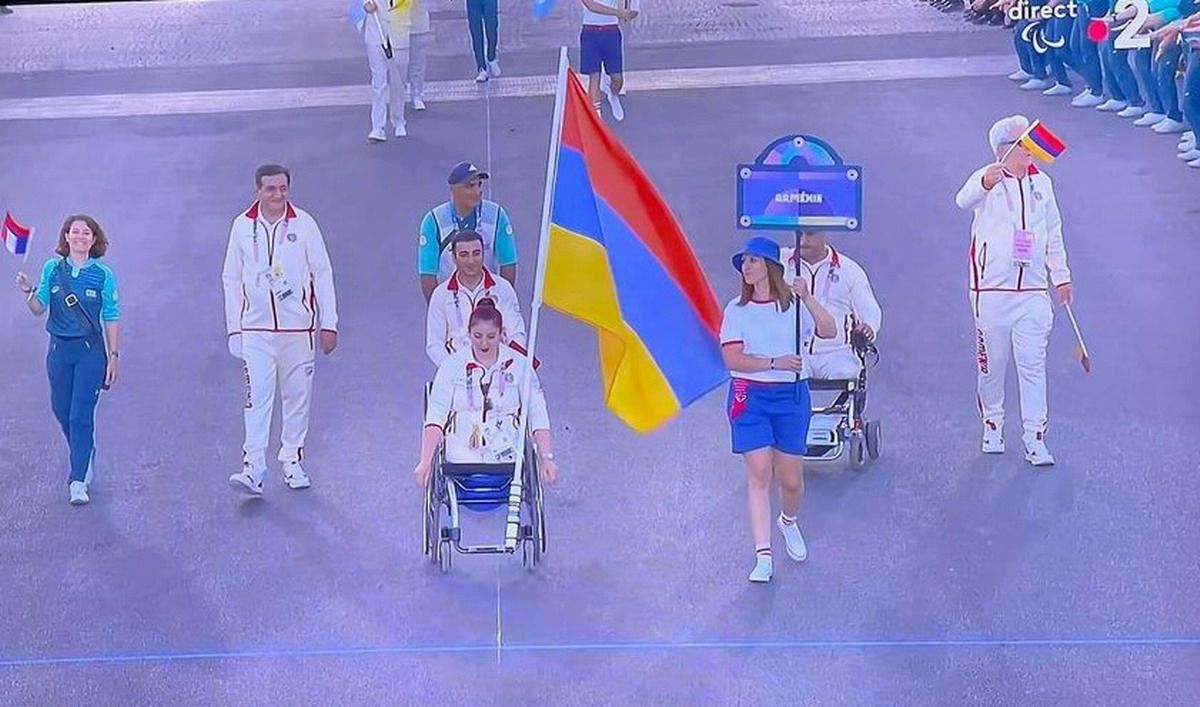 Armenia desfila con orgullo en la ceremonia inaugural de los XVII Juegos Paralímpicos de París ...
