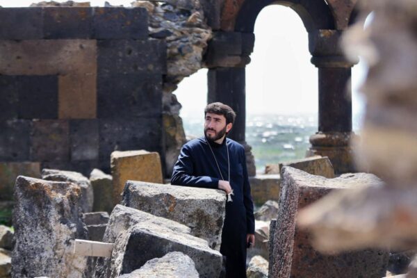 Pashinyan asistirá a misa con el sacerdote degradado Aram Asatryan ...