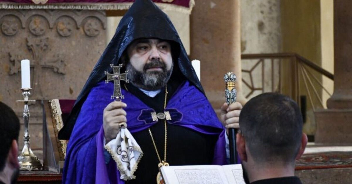 Arrestan al obispo Mkrtych Proshyan y seis sacerdotes del clero de ...